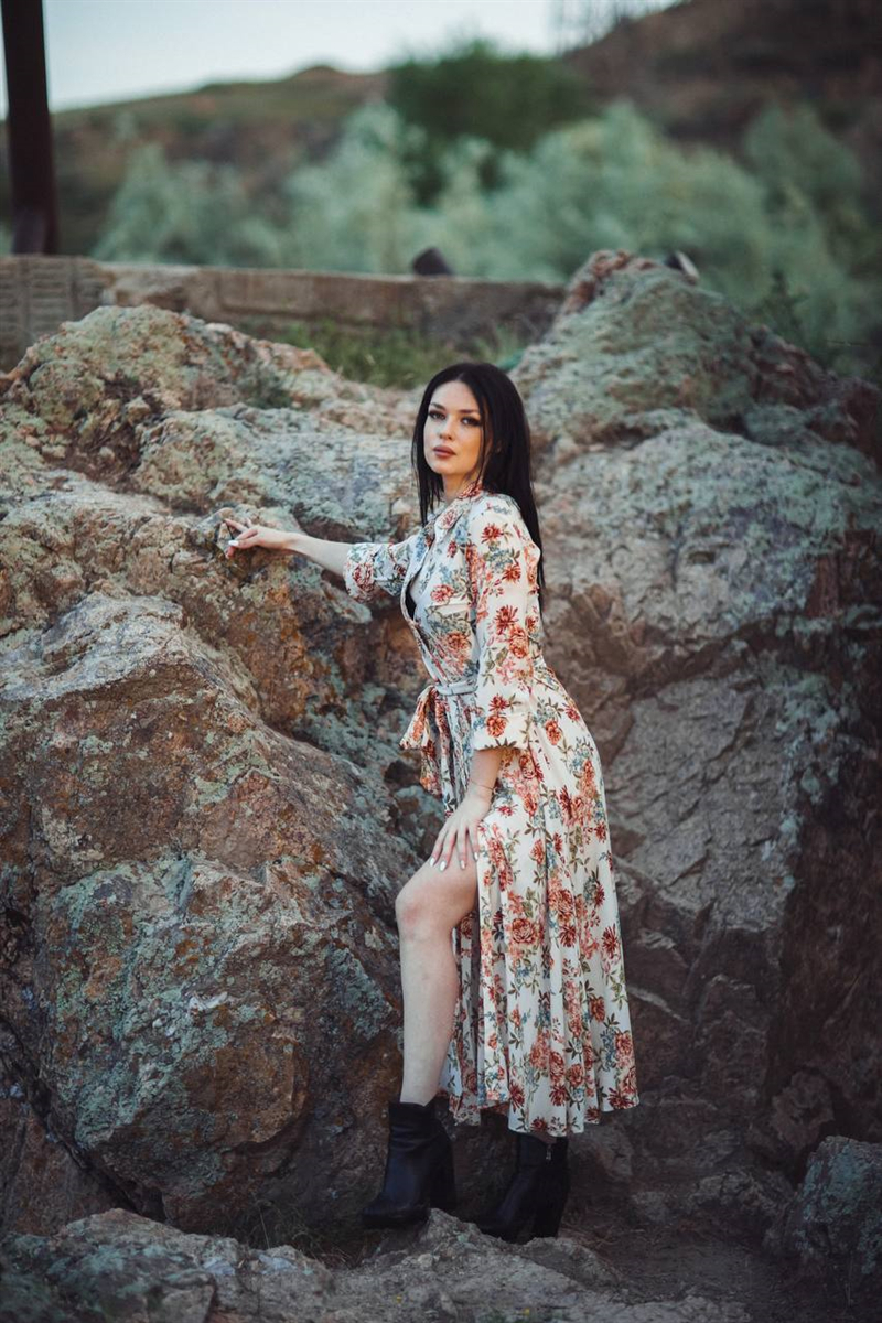Charming Darya (26 y.o.) from Warsaw with Black hair - ID 719654 | LadaDate