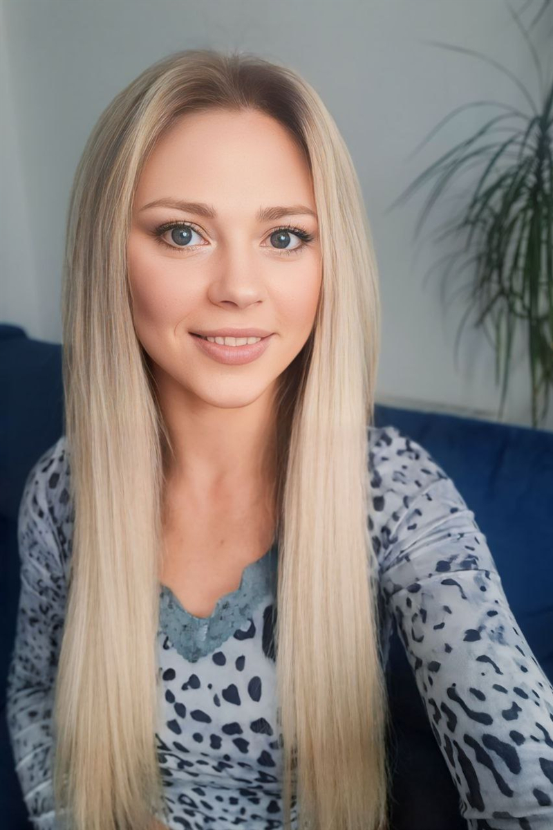 Beautiful Daina (43 y.o.) from Hull with Blonde hair - ID 850270 | LadaDate