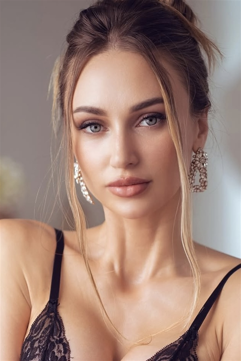 Beautiful Anna-Karolina (40 y.o.) from Warsaw with Light Brown hair - ID 829561 | LadaDate