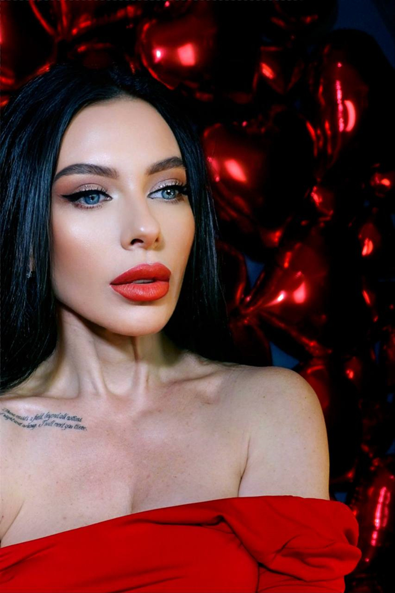 Charming Oksana (47 y.o.) from Kiev with Black hair - ID 990232 | LadaDate