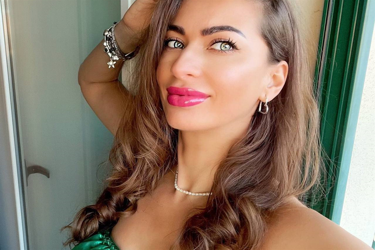 Beautiful Oleksandra (41 y.o.) from Trieste with Auburn hair - ID ...