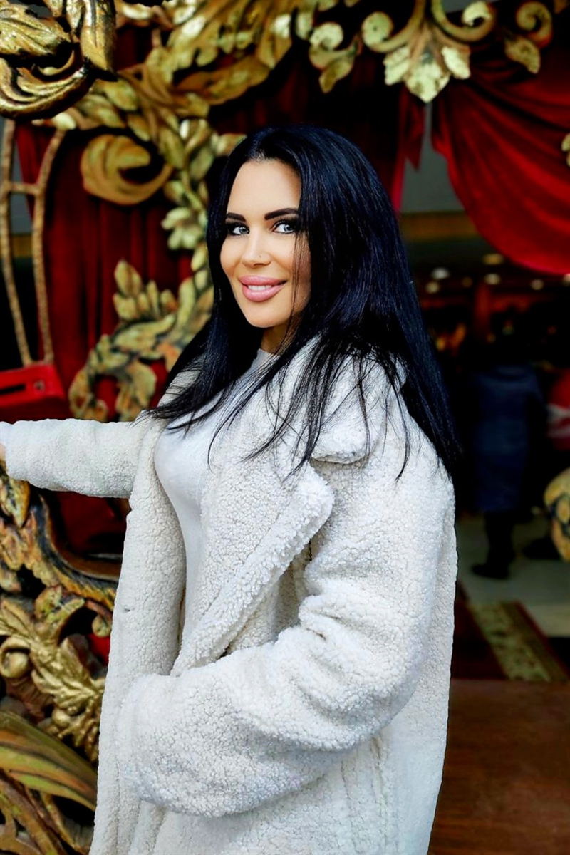 Charming Anna (47 y.o.) from Dnepr with Black hair - ID 592989 | LadaDate