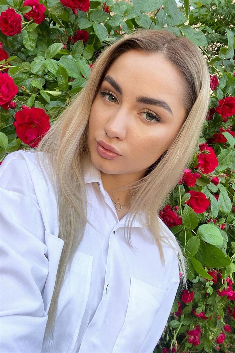 Beautiful Alina (25 y.o.) from Paris with Red hair - ID 131823 | LadaDate