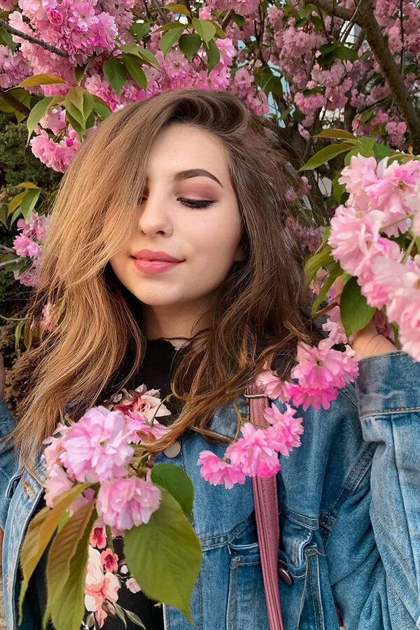 Charming Daria (20 y.o.) from Kiev with Black hair - ID 413797 | LadaDate