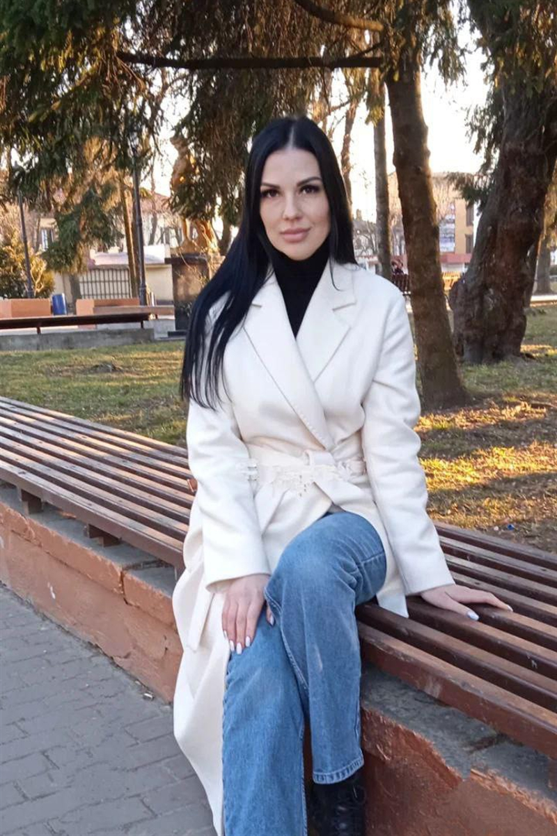 Beautiful Oksana (47 y.o.) from Dresden with Dark Brown hair - ID 979608 | LadaDate