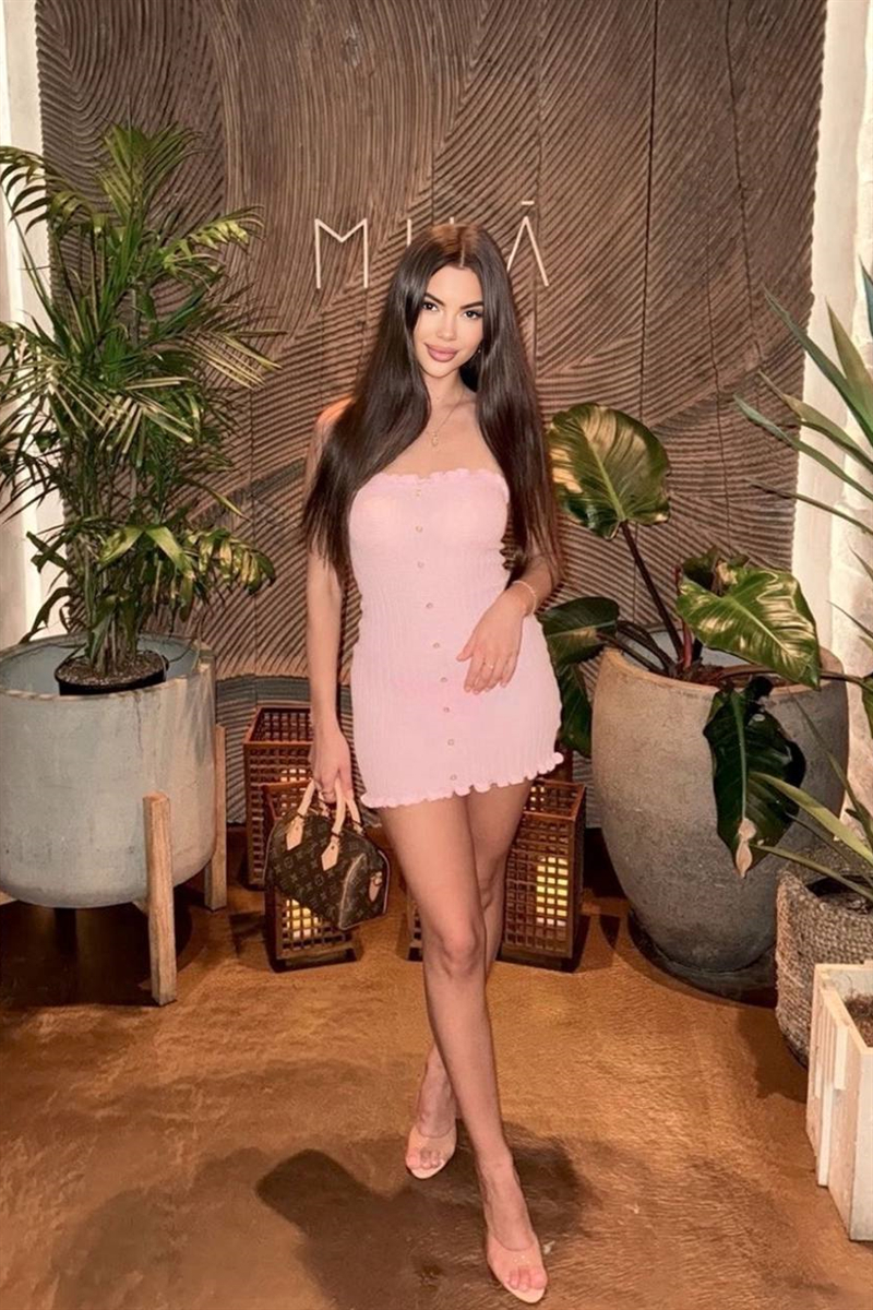 Charming Daria (24 y.o.) from Miami with Dark Brown hair - ID 968211 ...