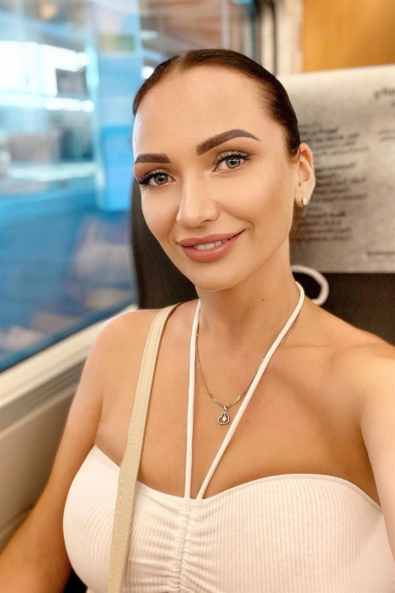 Beautiful Irina (43 y.o.) from Valencia with Black hair - ID 374101 | LadaDate