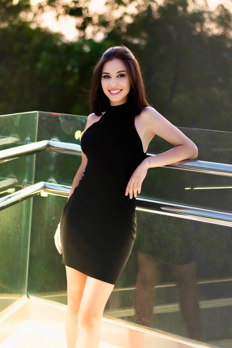 German girl Ariana from Marburg with Dark Brown hair 23yo - ID 201112 ...