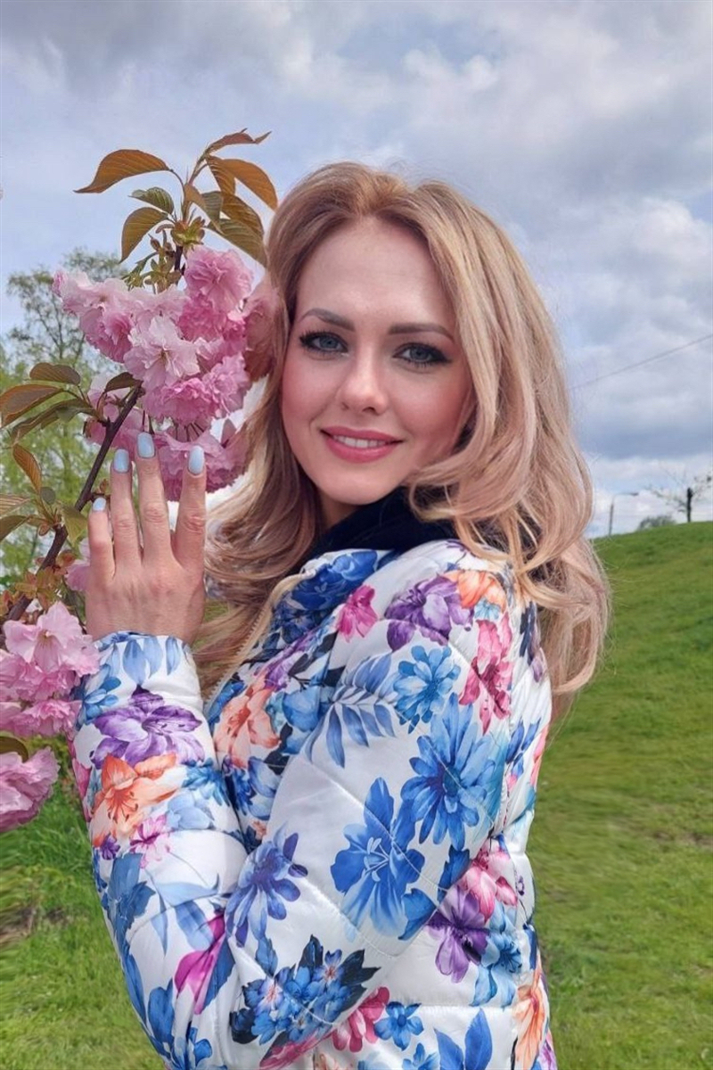 Beautiful Alena (37 y.o.) from Kiev with Blonde hair - ID 143574 | LadaDate