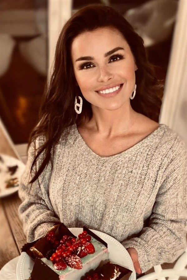 Charming Olga (44 y.o.) from Saint-Tropez with Dark Brown hair - ID ...