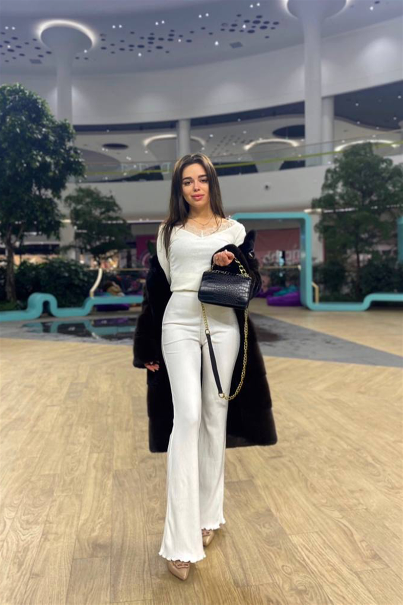 Charming Alina (24 y.o.) from Los Angeles with Dark Brown hair - ID ...