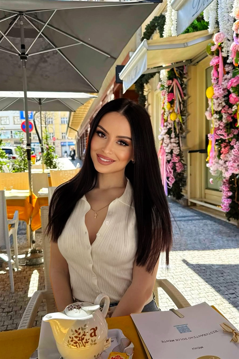 Czech girl Elena from Prague with Dark Brown hair 30yo - ID 913948 ...