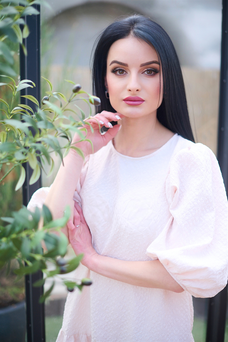 Charming Victoria (39 y.o.) from Ontario with Black hair - ID 613321 ...