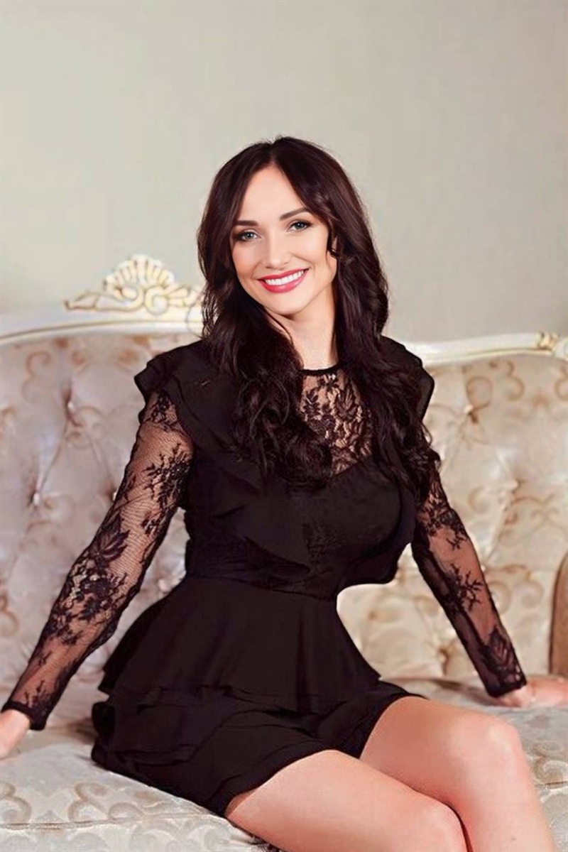 Beautiful Irina (43 y.o.) from Valencia with Black hair - ID 374101 | LadaDate