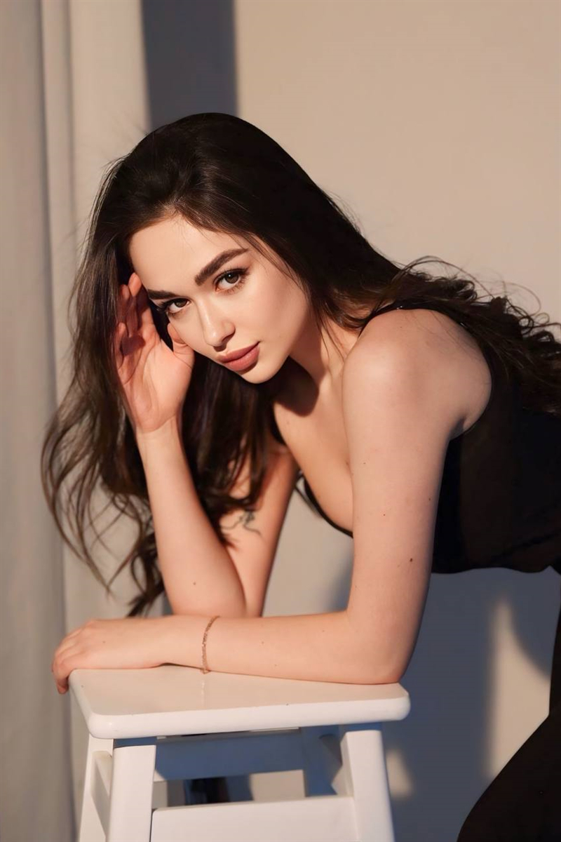 Charming Albina (23 y.o.) from Kiev with Black hair - ID 985071 | LadaDate