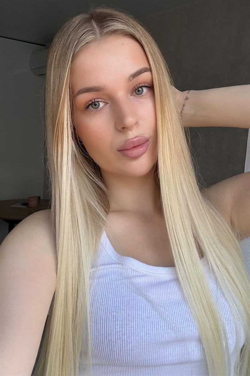 Gorgeous Yeva (22 y.o.) from Lviv with Blonde hair - ID 866700 | LadaDate