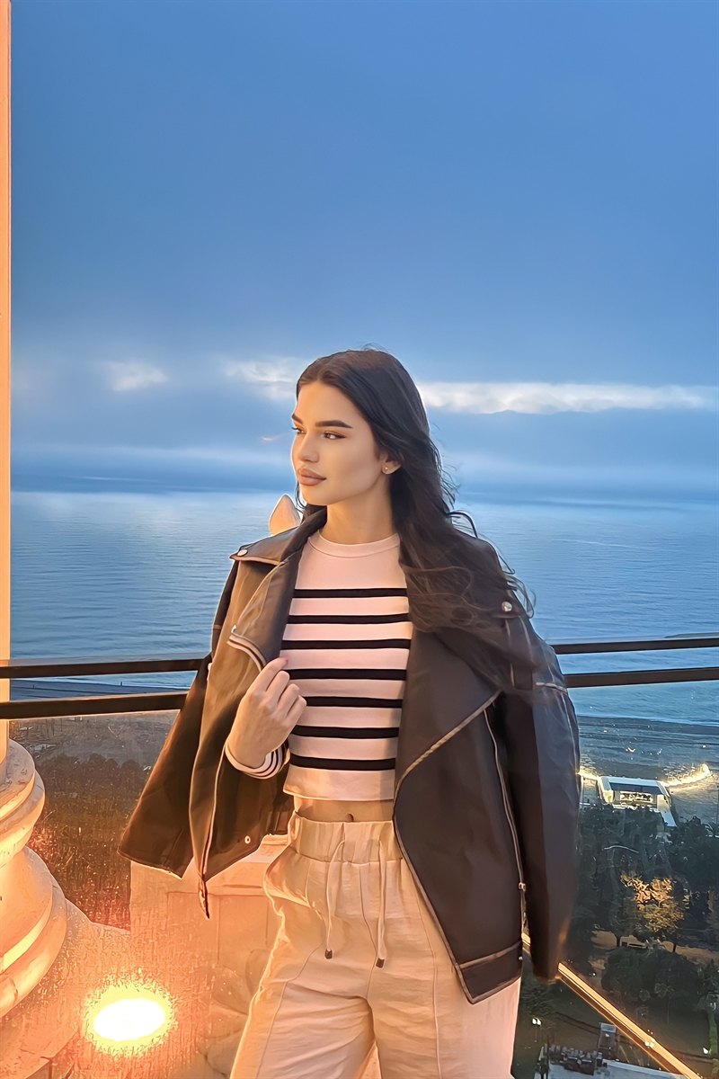 Cute Alina (21 y.o.) from Kiev with Black hair - ID 413368 | LadaDate