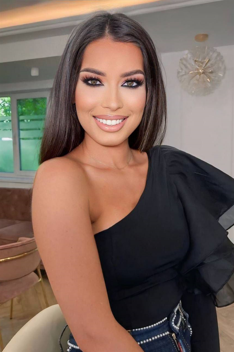 Dating a romanian woman Alexandra from Baia Mare with Black hair 27yo ...