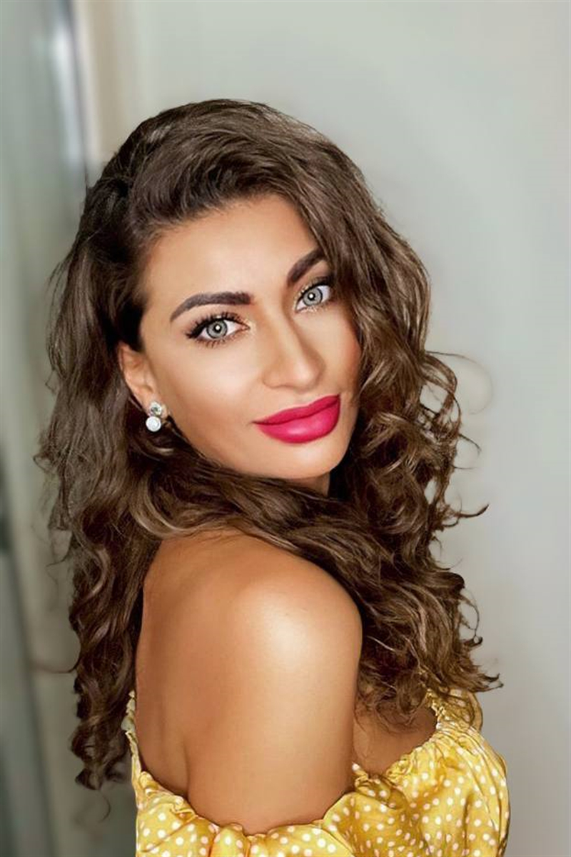 Beautiful Oleksandra (41 y.o.) from Trieste with Auburn hair - ID ...