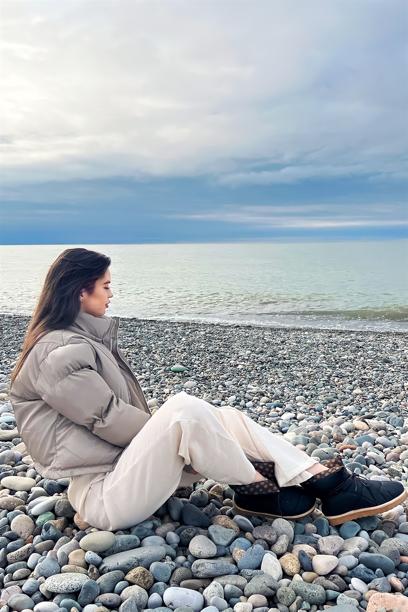 Cute Alina (21 y.o.) from Kiev with Black hair - ID 413368 | LadaDate