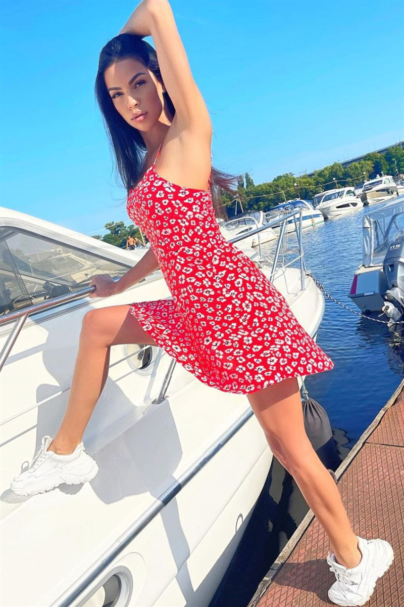 Gorgeous Julia (33 y.o.) from Dnepr with Black hair - ID 222091 | LadaDate