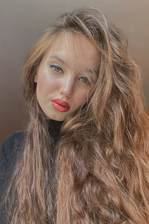 Belle Dasha (25 ans) de Kiev avec aux cheveux Noirs - ID 587780 | LadaDate