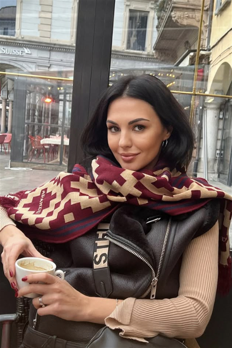 Beautiful Hanna (42 y.o.) from Geneva with Dark Brown hair - ID 476056 ...