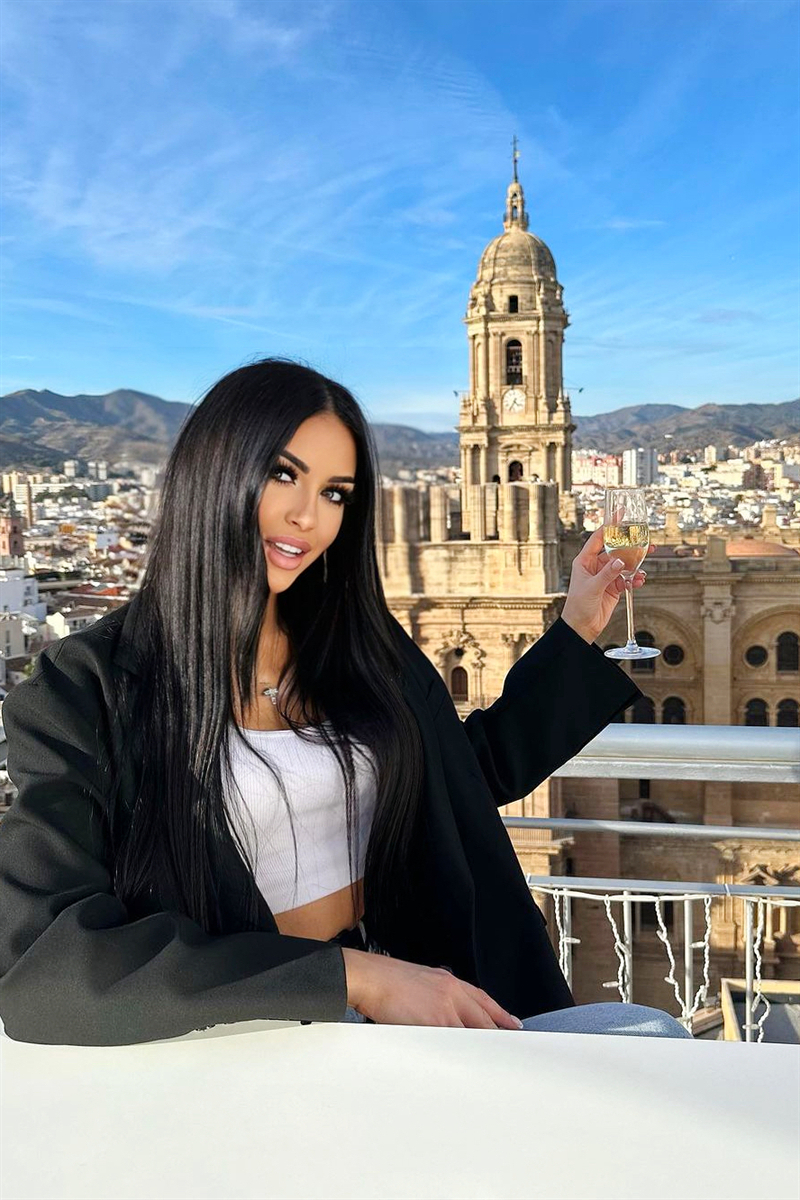 Wonderful Yuliia (32 y.o.) from Rome with Black hair - ID 761166 | LadaDate