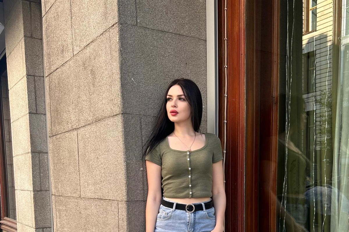 Charming Darya (25 y.o.) from Warsaw with Black hair - ID 719654 | LadaDate