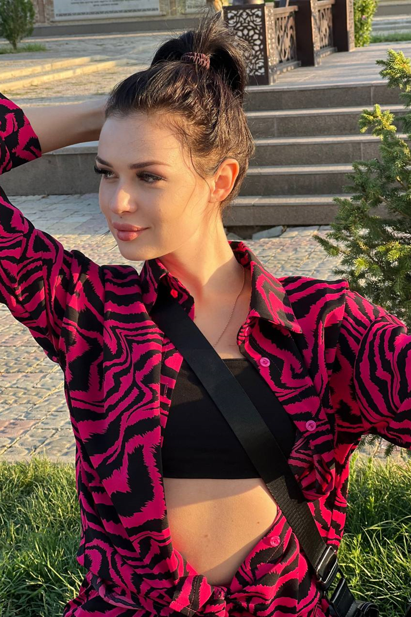 Charming Darya (26 y.o.) from Warsaw with Black hair - ID 719654 | LadaDate