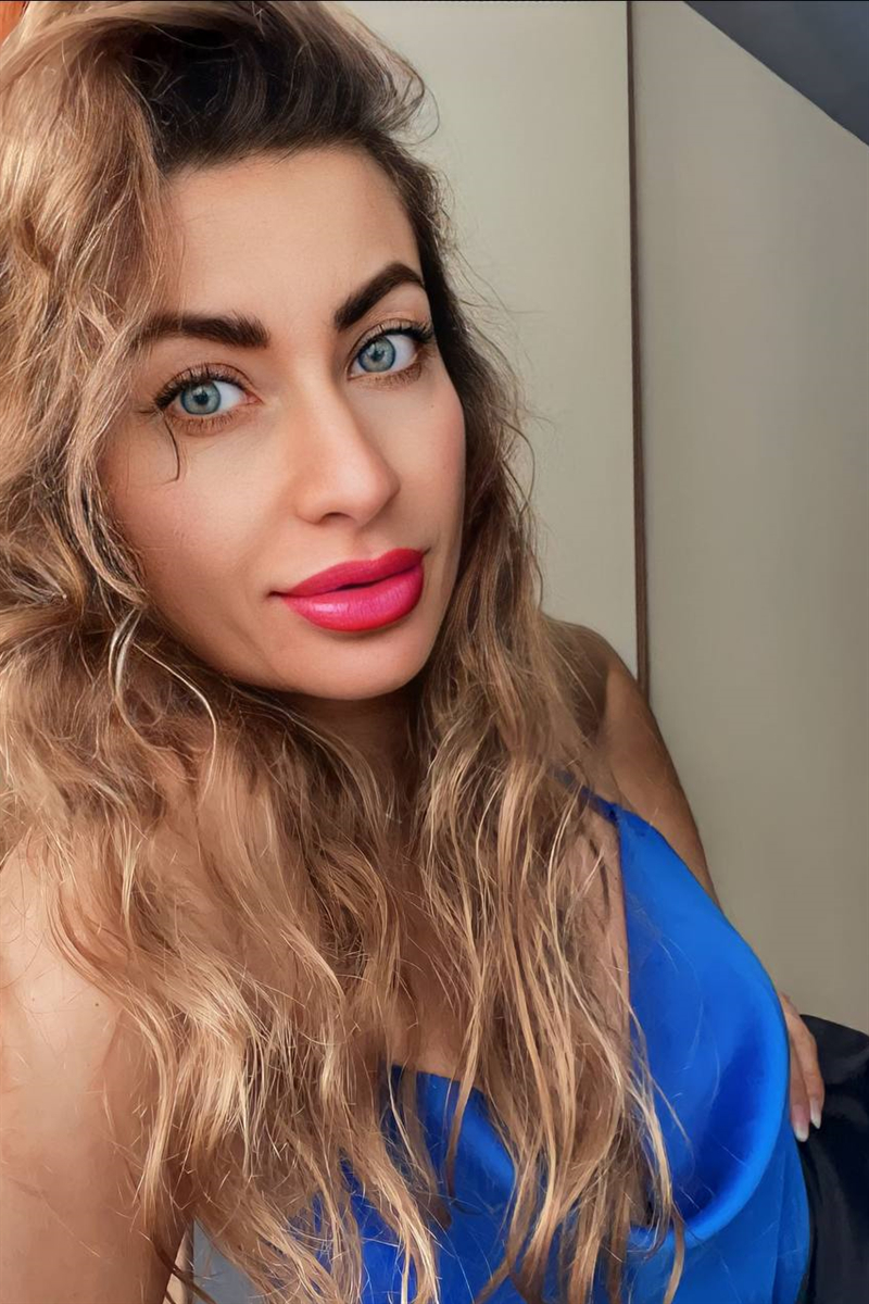 Beautiful Oleksandra (41 y.o.) from Trieste with Auburn hair - ID ...