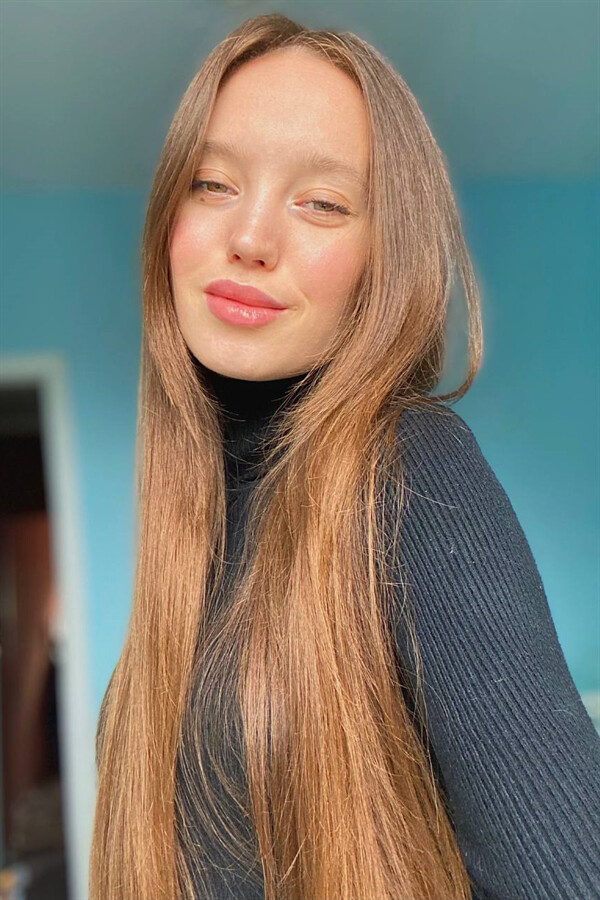 Belle Dasha (25 ans) de Kiev avec aux cheveux Noirs - ID 587780 | LadaDate