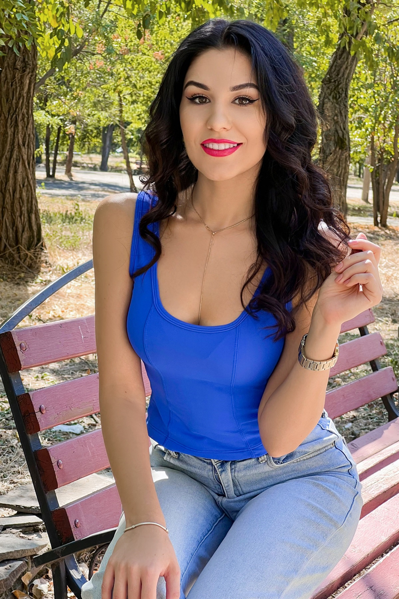 Gorgeous Irina (33 y.o.) from Nikolaev with Black hair - ID 887970 | LadaDate