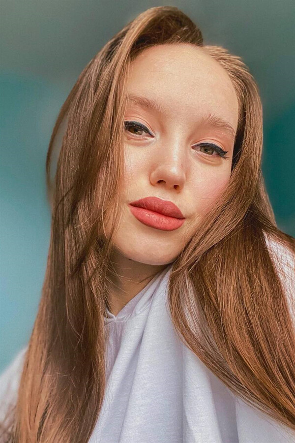 Belle Dasha (25 ans) de Kiev avec aux cheveux Noirs - ID 587780 | LadaDate