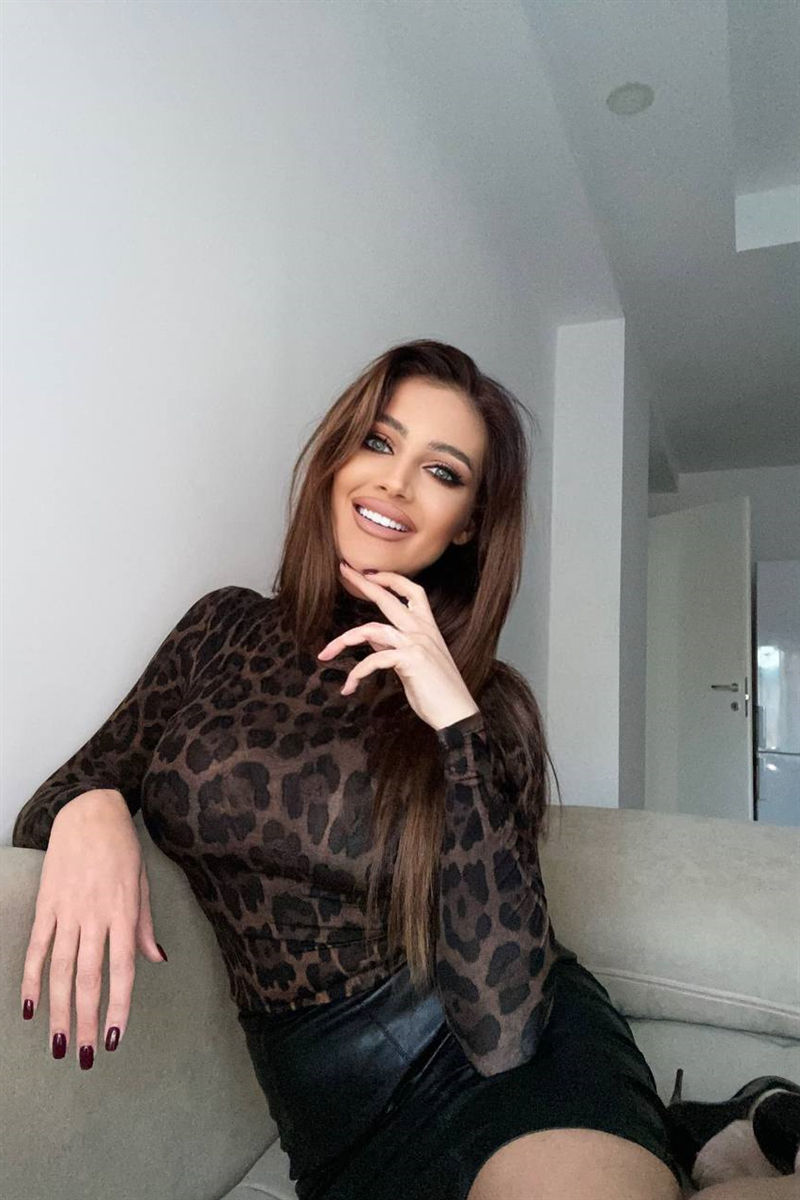 Romanian girl Andra from Baia Mare with Light Brown hair 35yo - ID ...