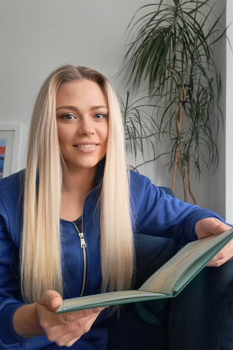 Beautiful Daina (43 y.o.) from Hull with Blonde hair - ID 850270 | LadaDate