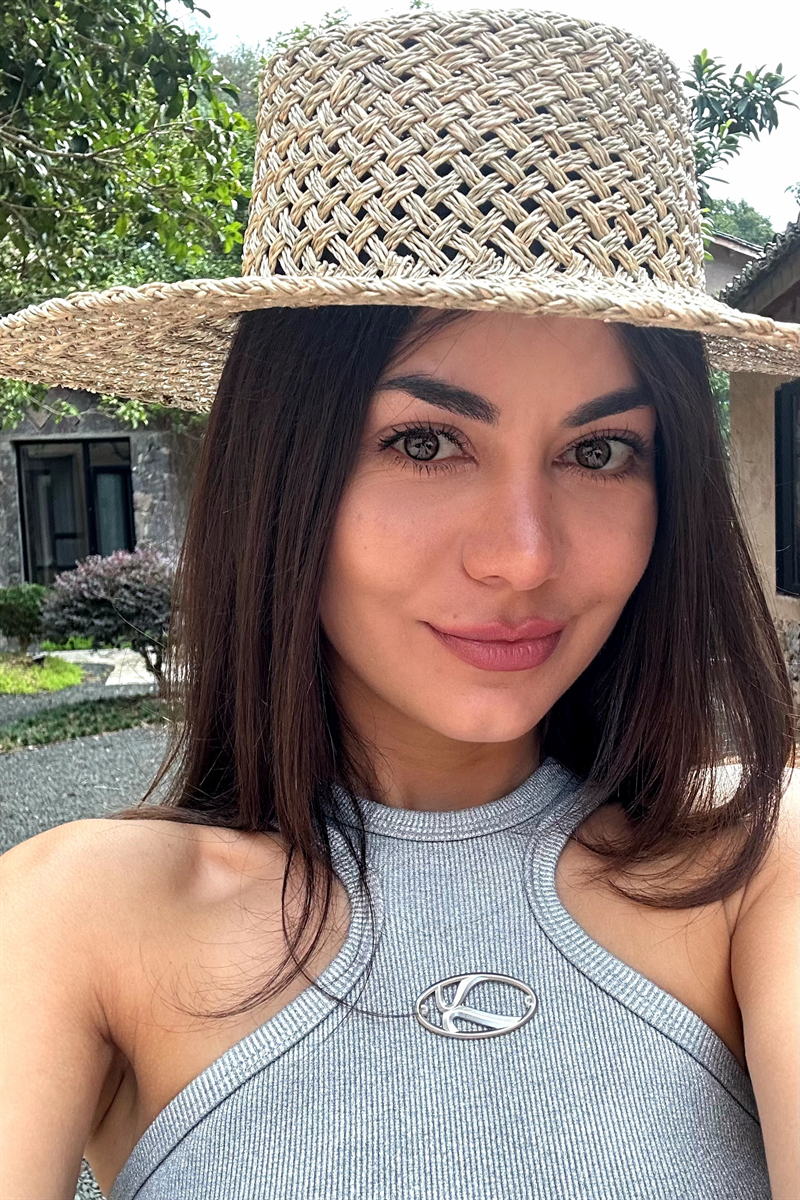 Gorgeous Anna (32 y.o.) from Kiev with Dark Brown hair - ID 975604 | LadaDate