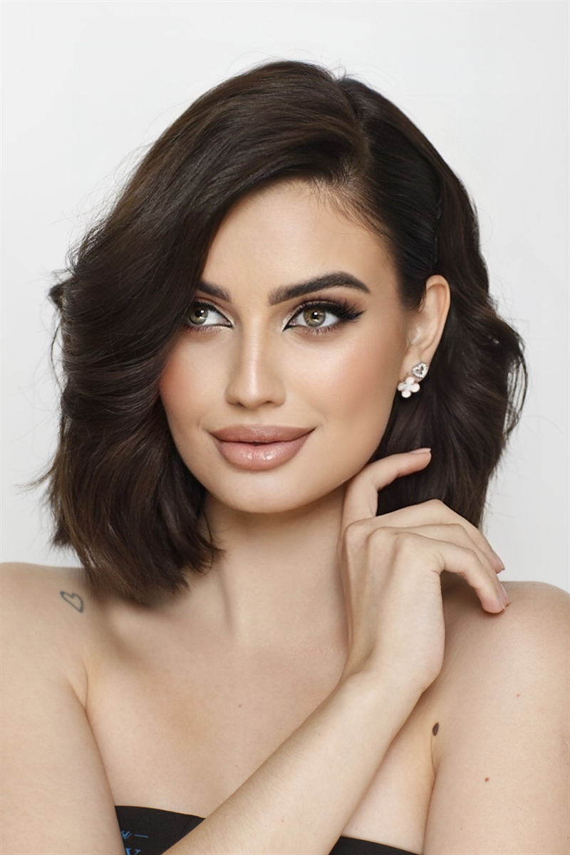 Gorgeous Anastasia (22 y.o.) from Kiev with Black hair - ID 329410 | LadaDate