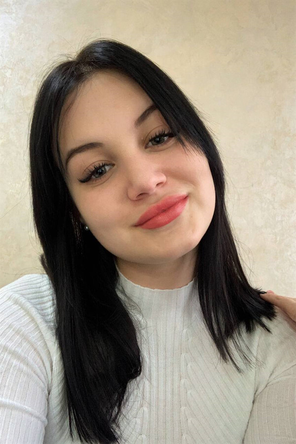 Charmante Valeriia (23 ans) de Kiev avec aux cheveux Noirs - ID 289937 | LadaDate