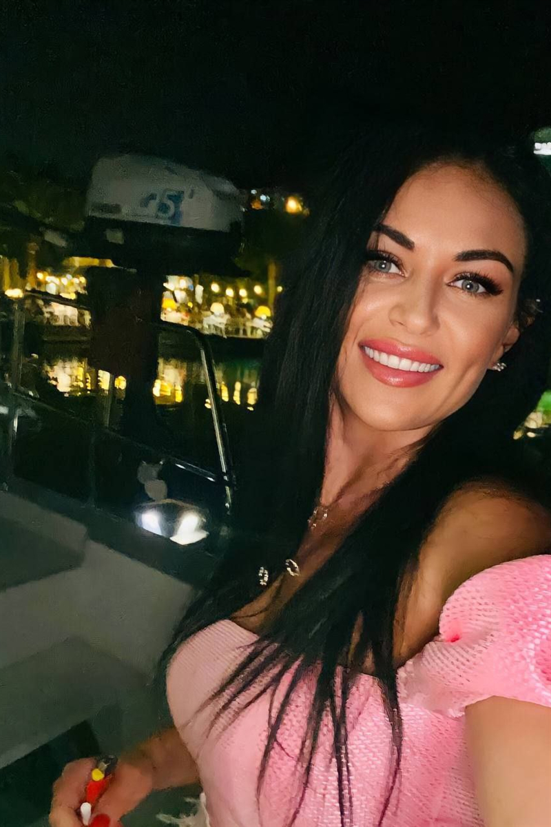 Beautiful Rosa (44 y.o.) from Katowice with Black hair - ID 600336 | LadaDate