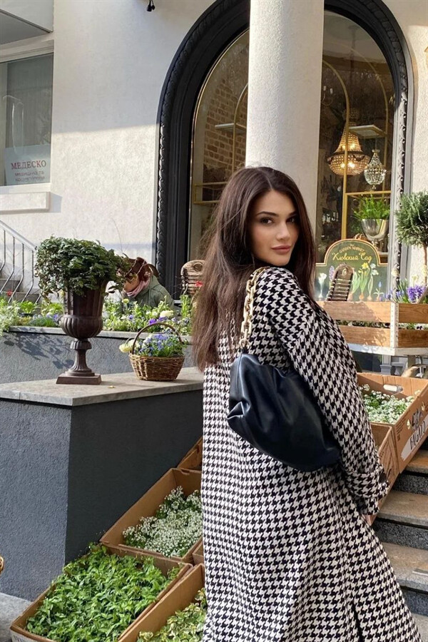 Wonderful Ellina (23 y.o.) from Kiev with Dark Brown hair - ID 571847 ...