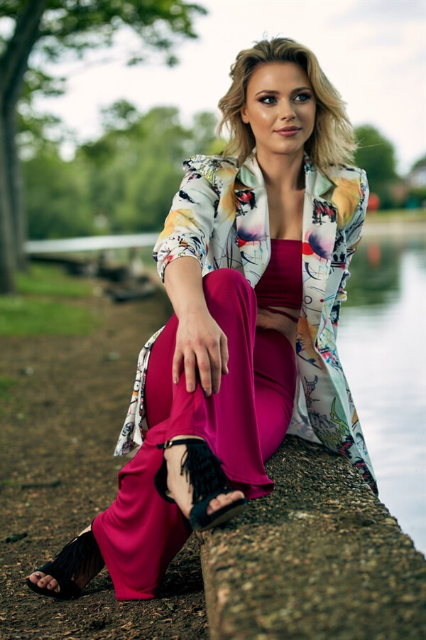 Beautiful Daina (43 y.o.) from Hull with Blonde hair - ID 850270 | LadaDate