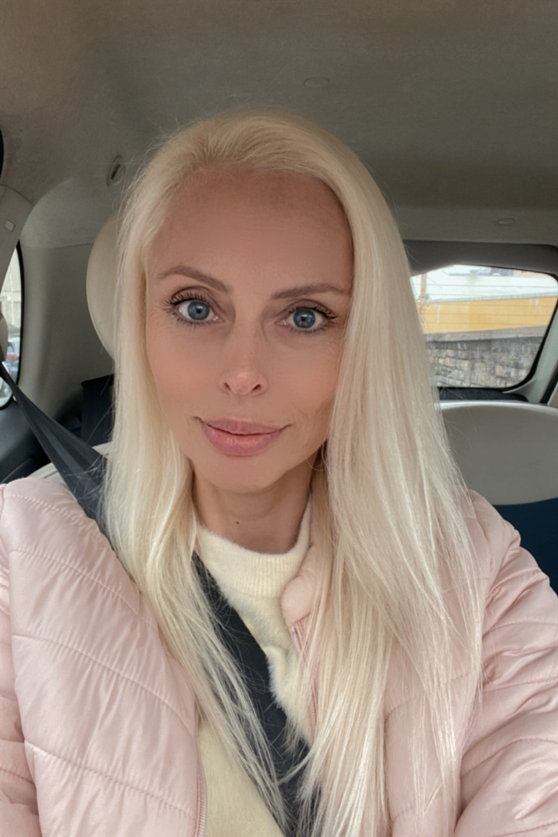 Beautiful Victoria (49 y.o.) from Milan with Blonde hair - ID 422202 ...